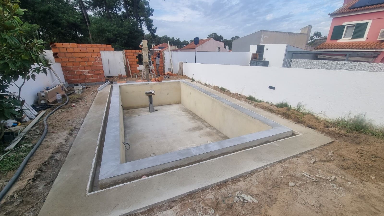 Piscina Espelho de Água com Caleira Oculta